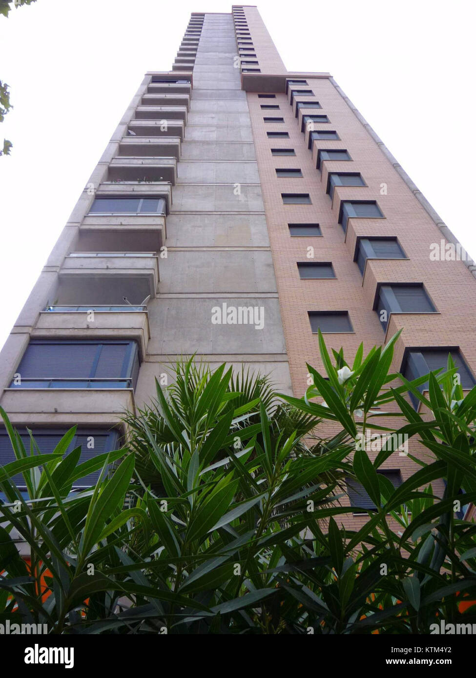 Benidorm's Torres D'Oboe 4 is part of a series of modern residential ...