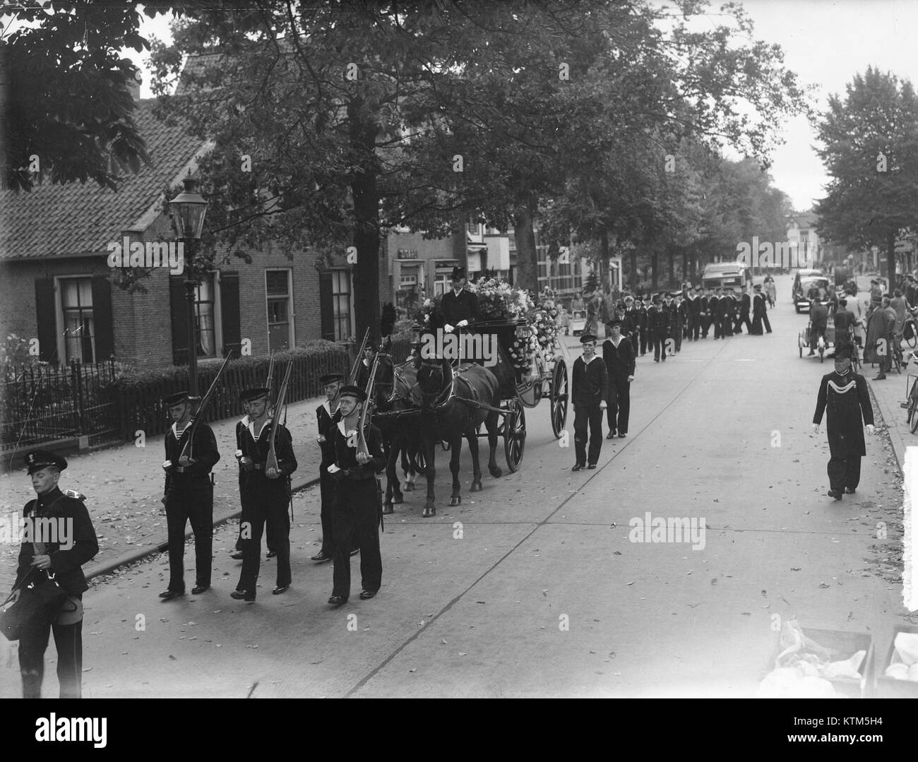 1930s funeral hi-res stock photography and images - Alamy