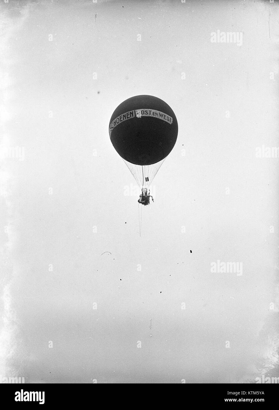 The image captures hot air balloon ascents at the locations Oost and ...