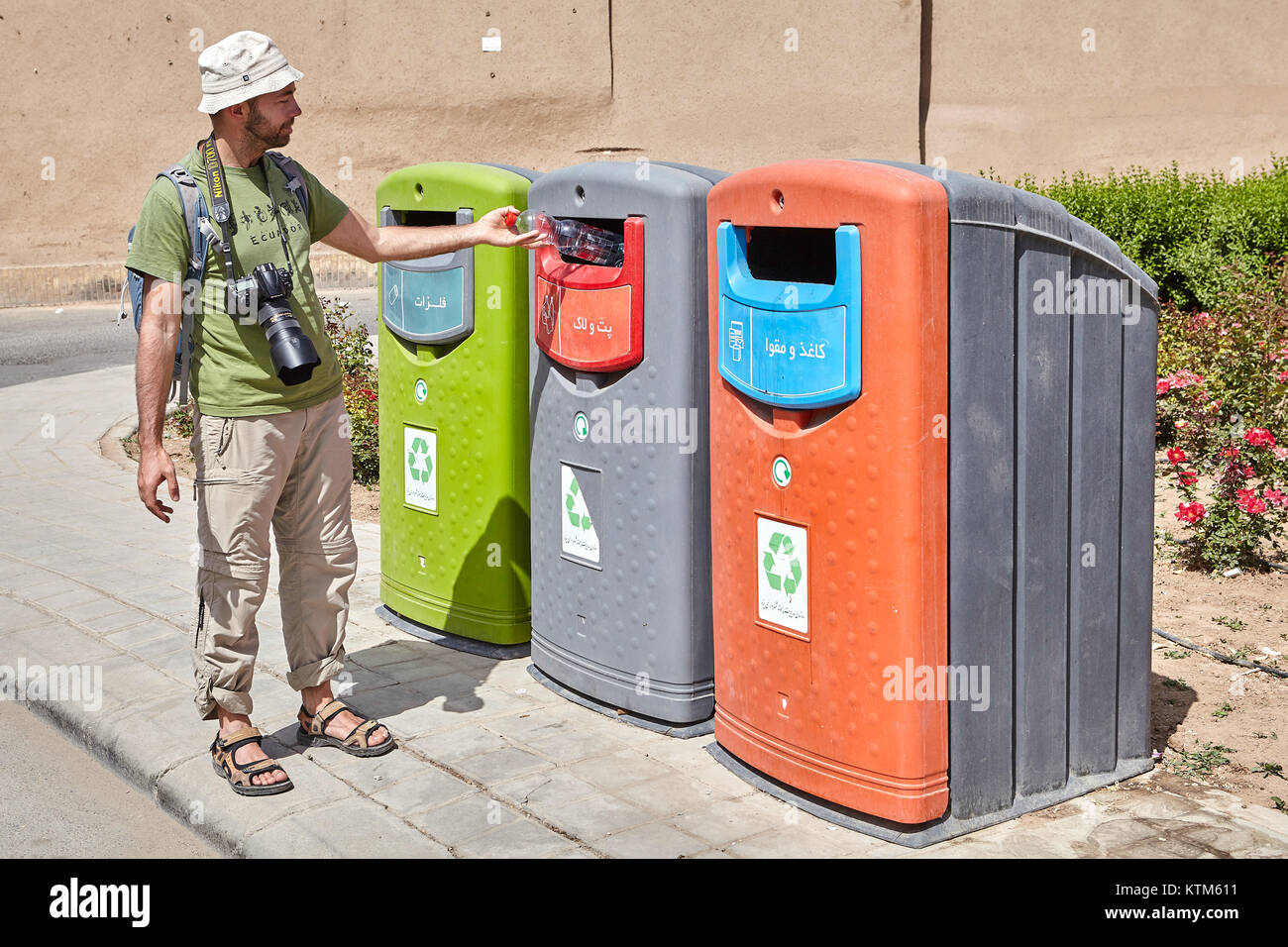 Sorting used plastic containers hi-res stock photography and images - Alamy