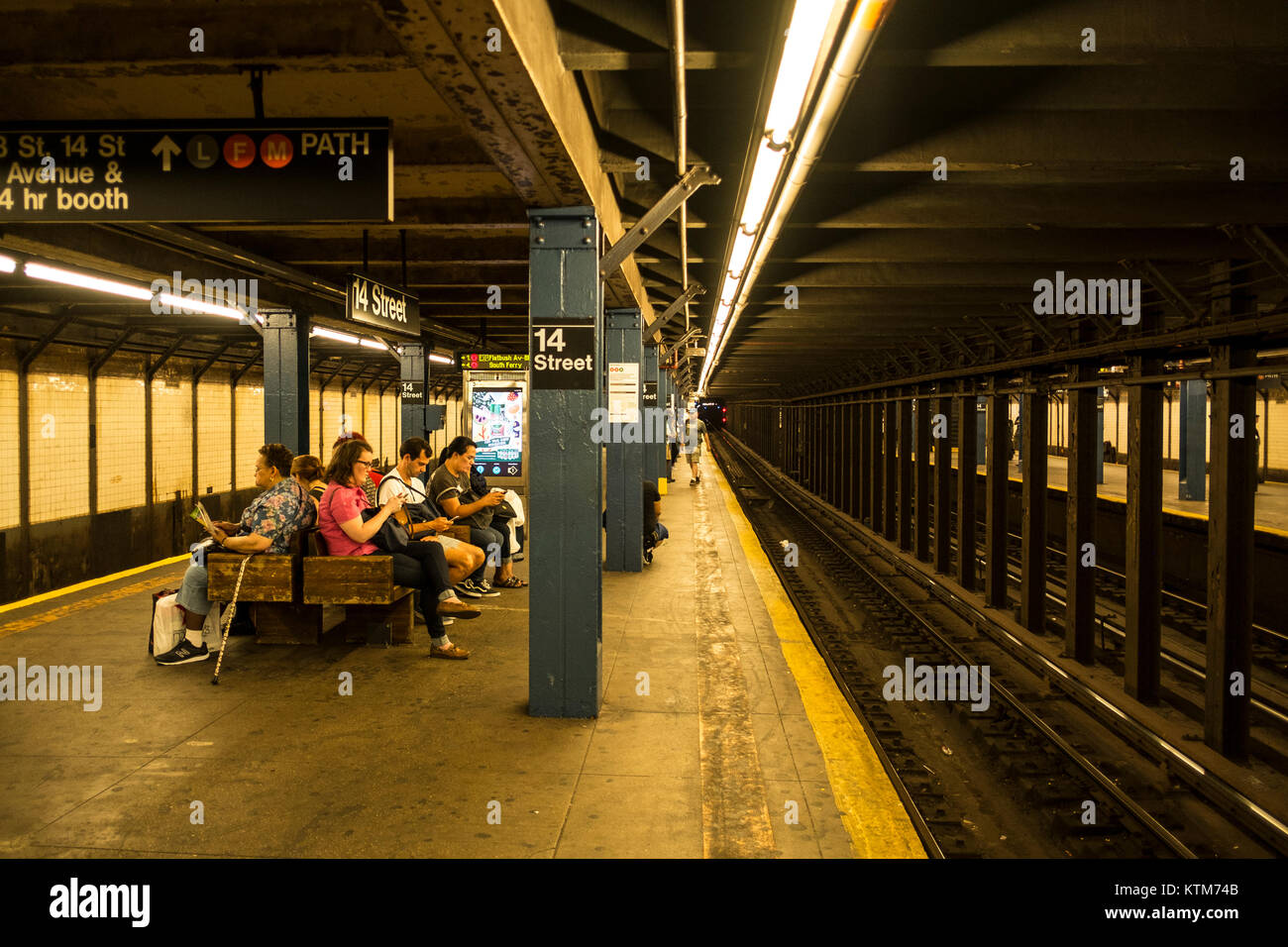 Waiting at New York's Subway Station Stock Photo - Alamy