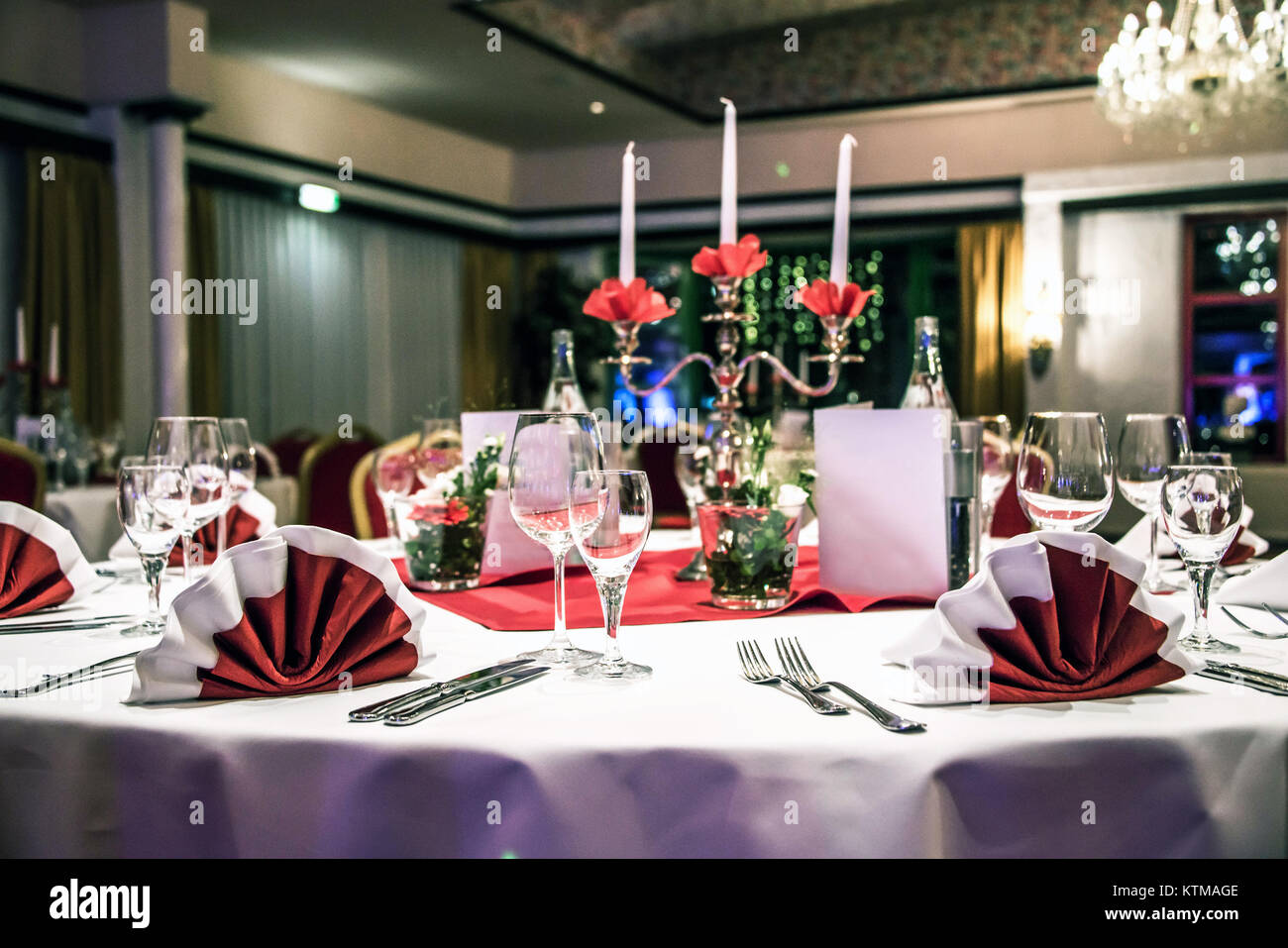 Red table setting hi-res stock photography and images - Alamy