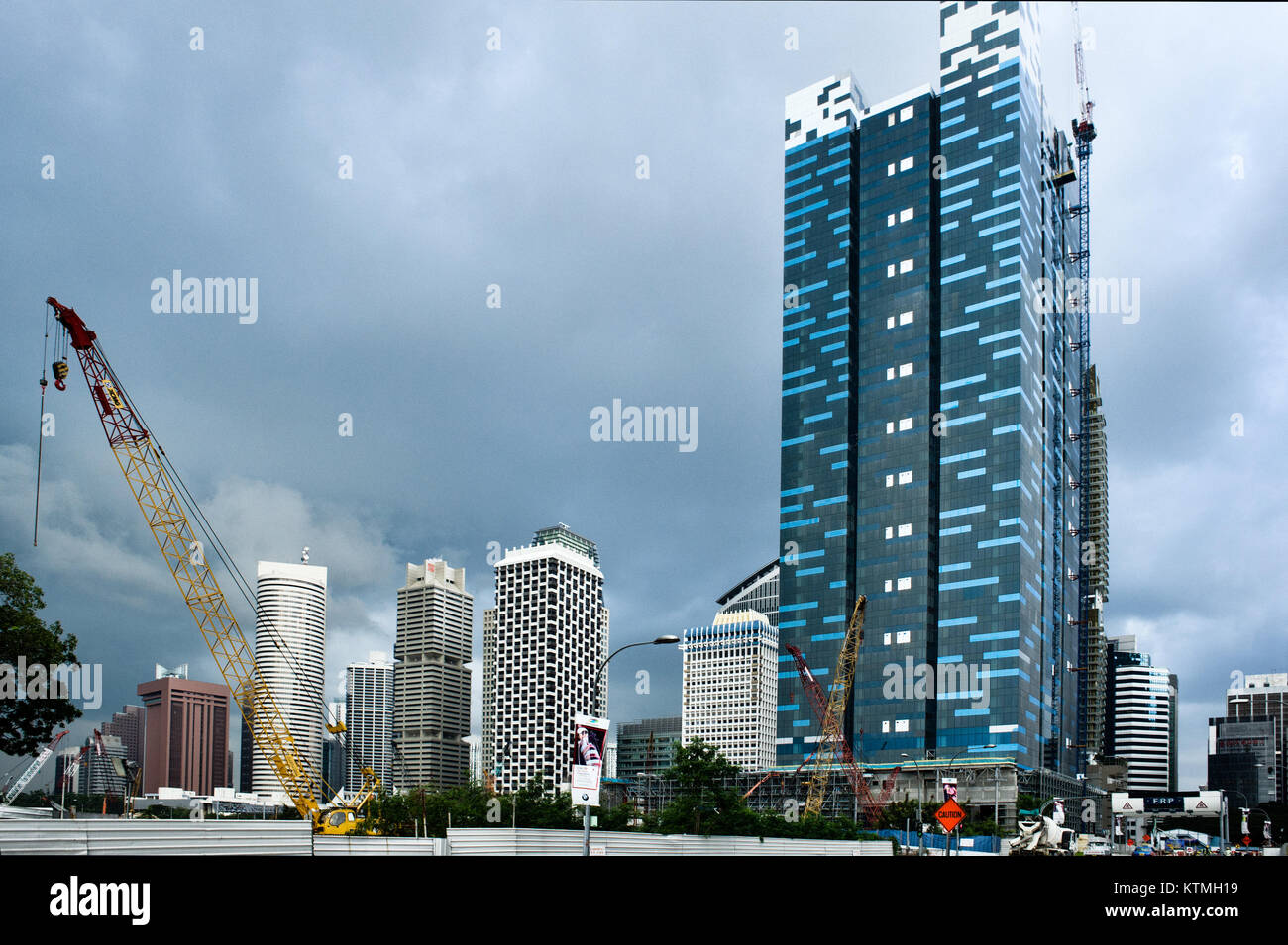 SINGAPORE – february 27, 2011 : building a base of a new skyscraper ...
