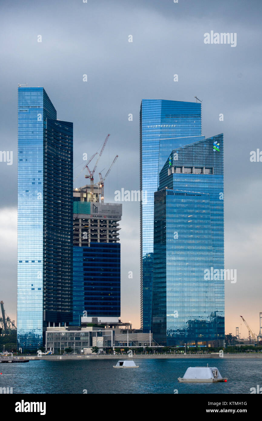 SINGAPORE – february 27, 2011 : building a base of a new skyscraper ...