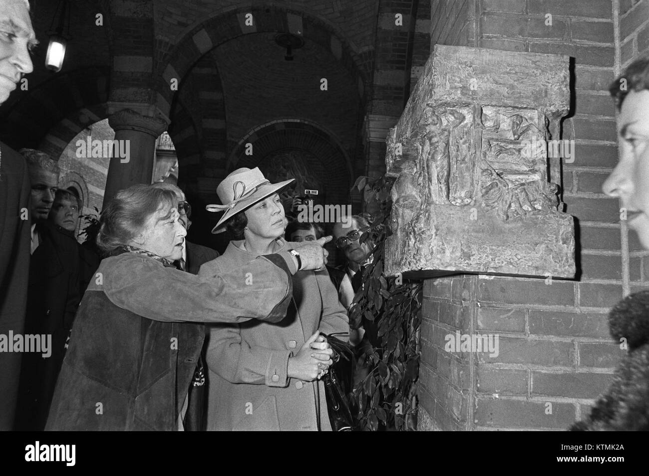 Queen Beatrix of the Netherlands met Mrs. L.E.J. Metz, the creator of a ...