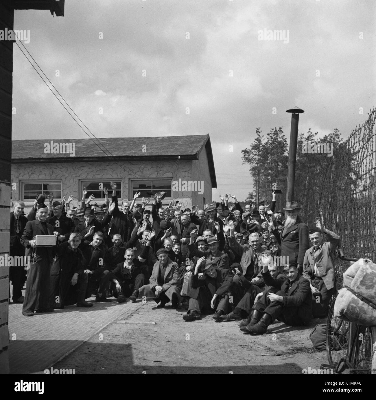Bevrijding van het concentratiekamp te Amersfoort. Alle gevangenen van ...