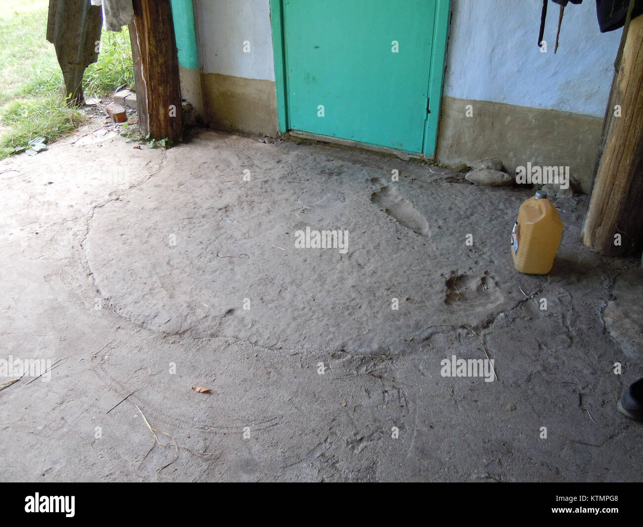 This image shows the base of a tomb that has remained intact until 2013 ...