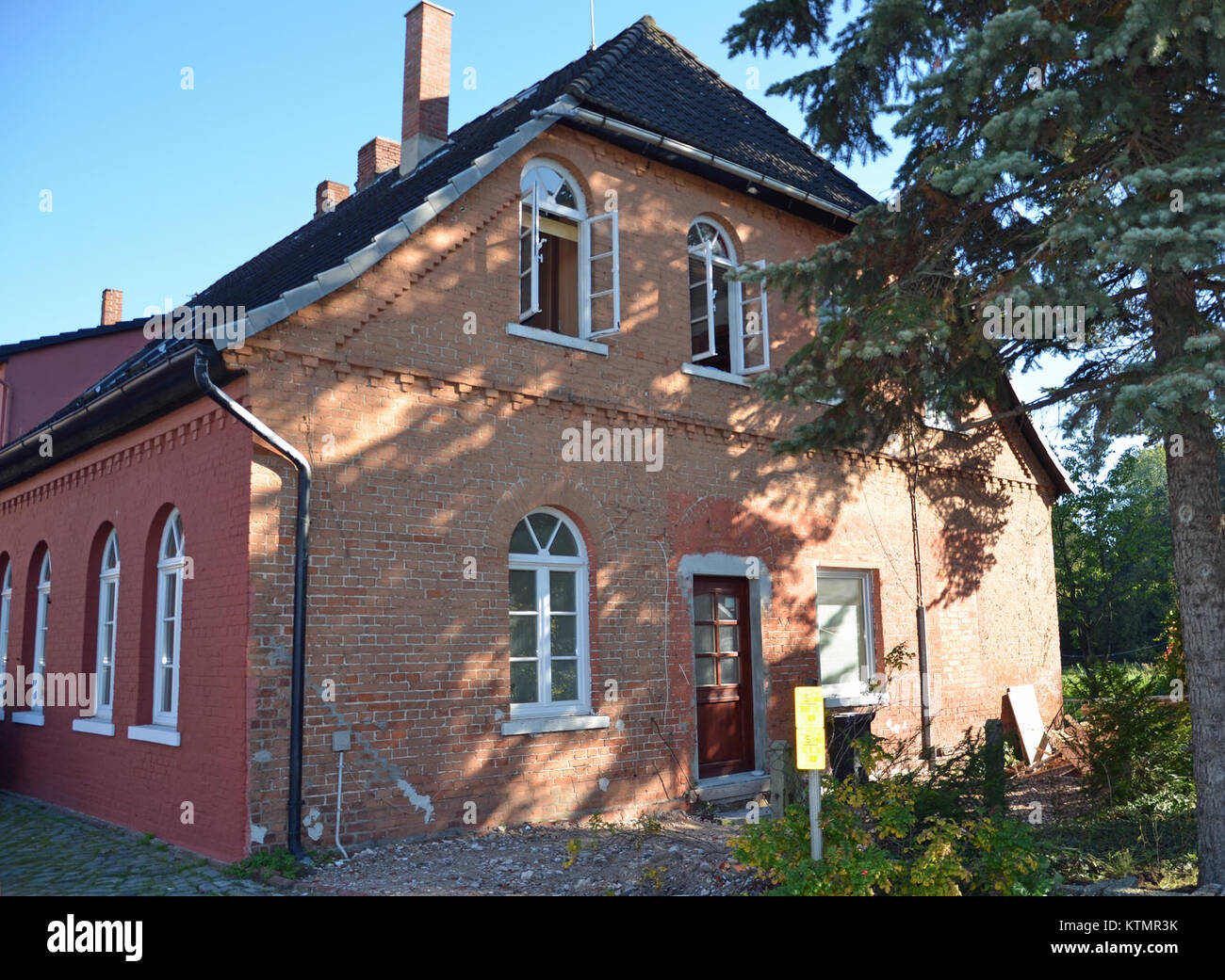Bassum 25100700070 Neubruchhausen Alte Schule refers to a specific ...