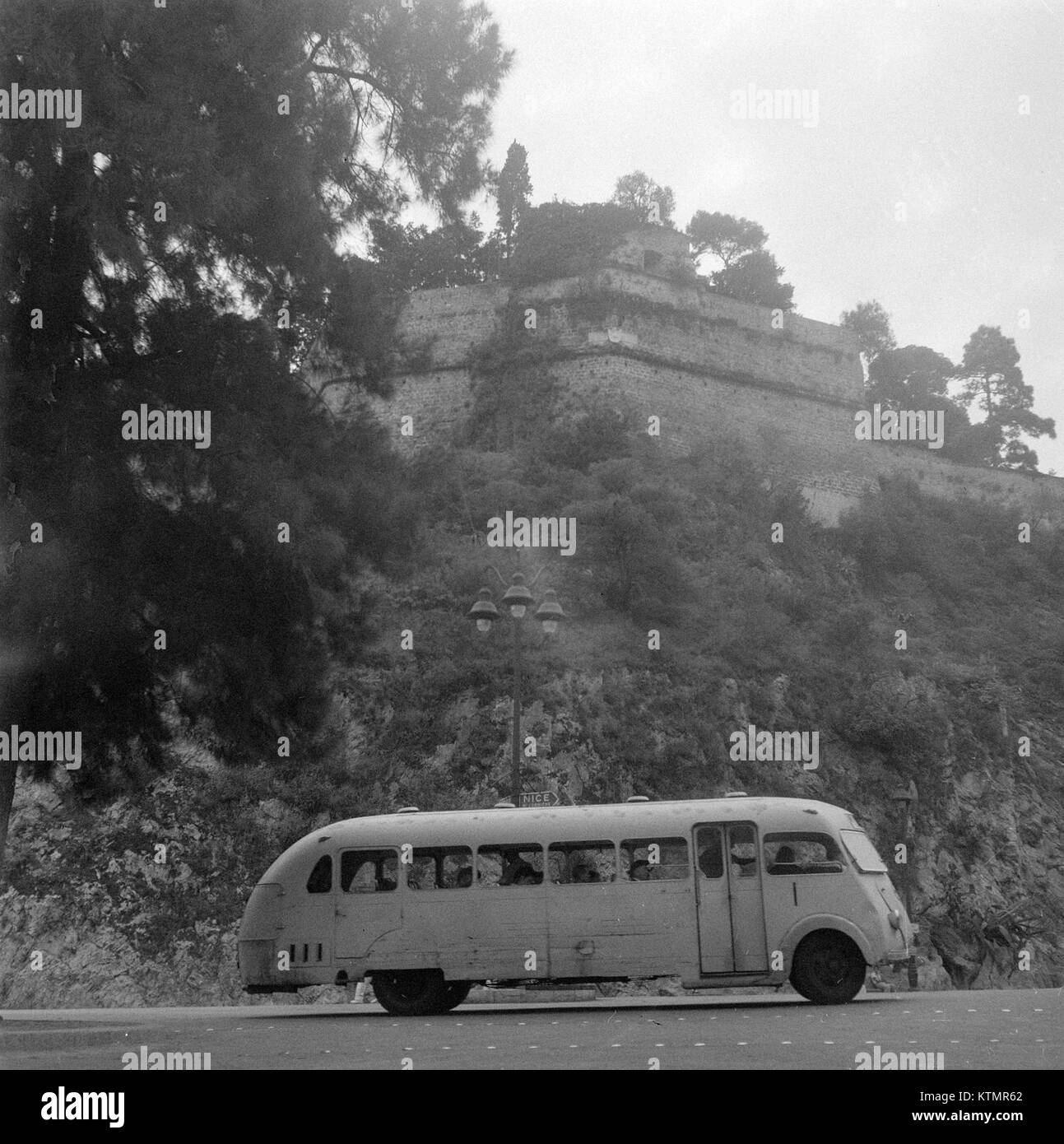 The image showcases an autobus (bus), referenced in Dutch as 'Autobus ...