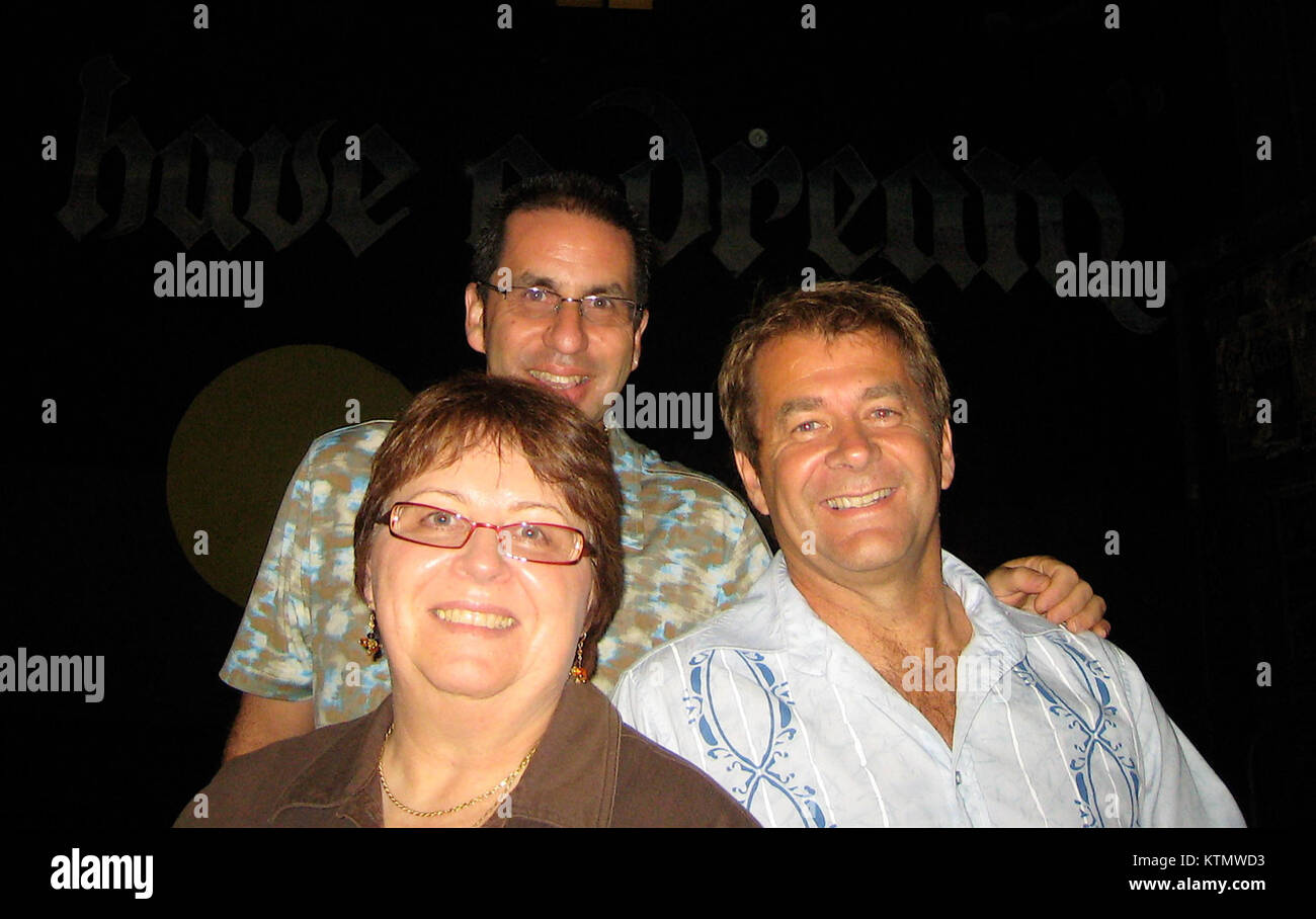 A group of people on an Australian tour in 2007, visiting popular ...