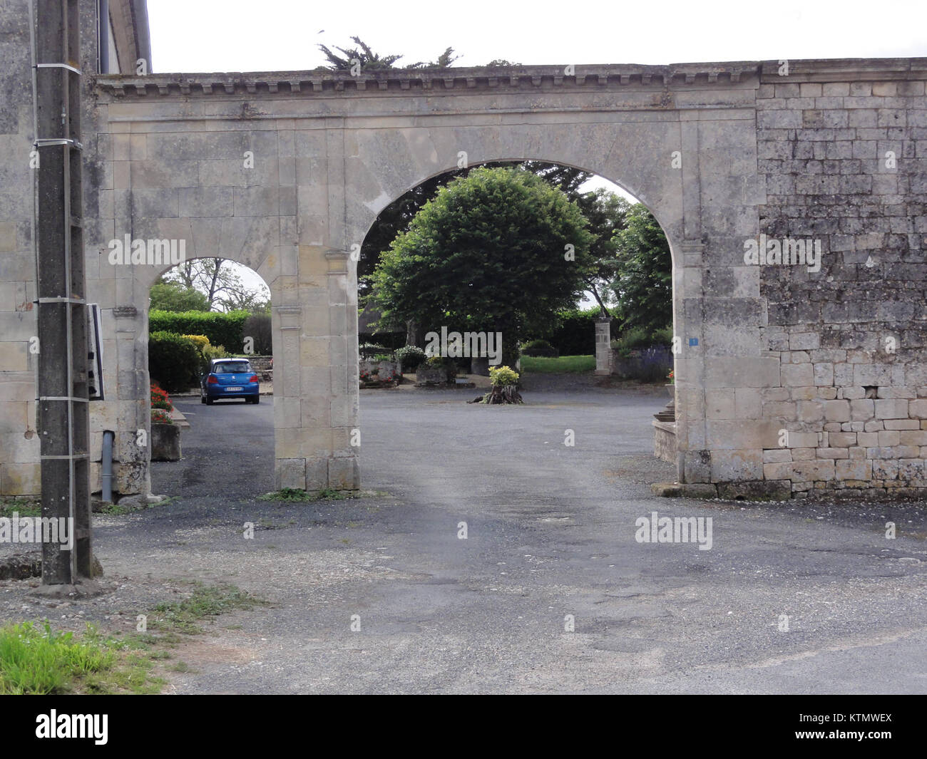 Portail manoir hi-res stock photography and images - Alamy