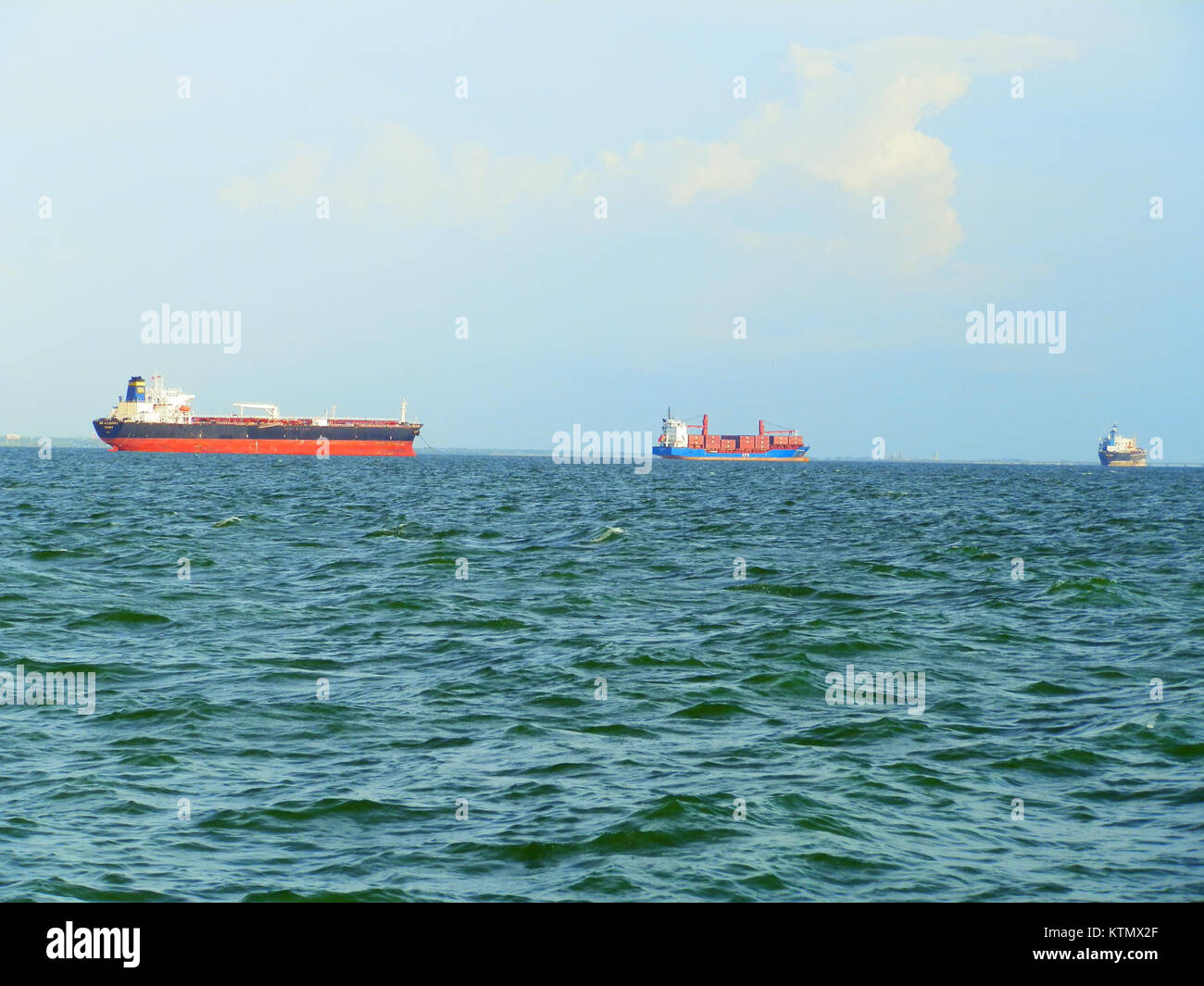 Barcos de carga hi-res stock photography and images - Alamy