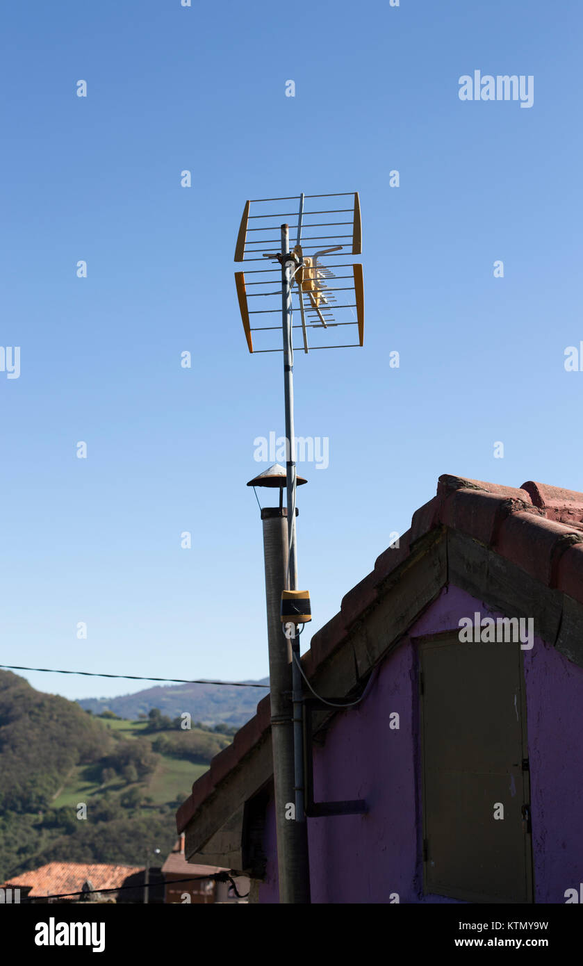 Rooftop building antenna hi-res stock photography and images - Alamy