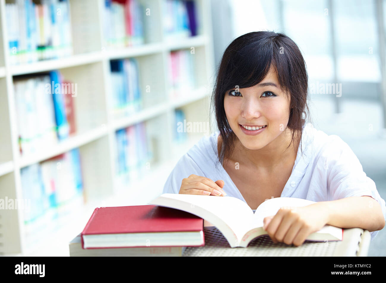 one pretty Chinese college student in the library Stock Photo - Alamy