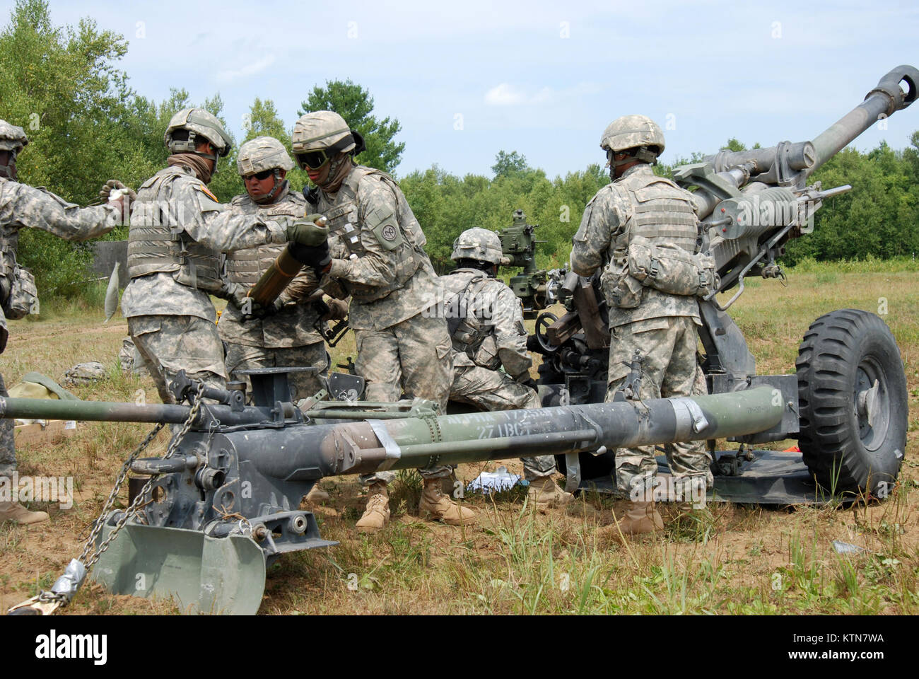 Soldiers of Battery B, 1st Battalion, 258th Field Artillery rapidly ...