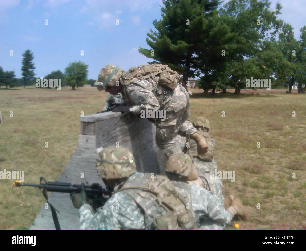 101st expeditionary signal battalion hi-res stock photography and ...