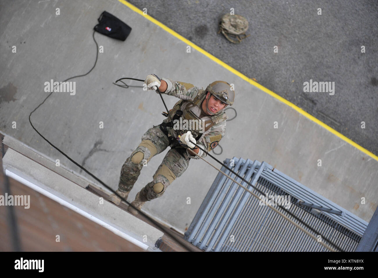 Free fall and static line jump hi-res stock photography and images - Alamy