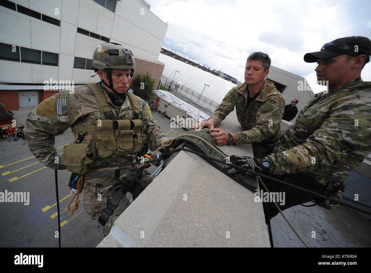 Free fall and static line jump hi-res stock photography and images - Alamy