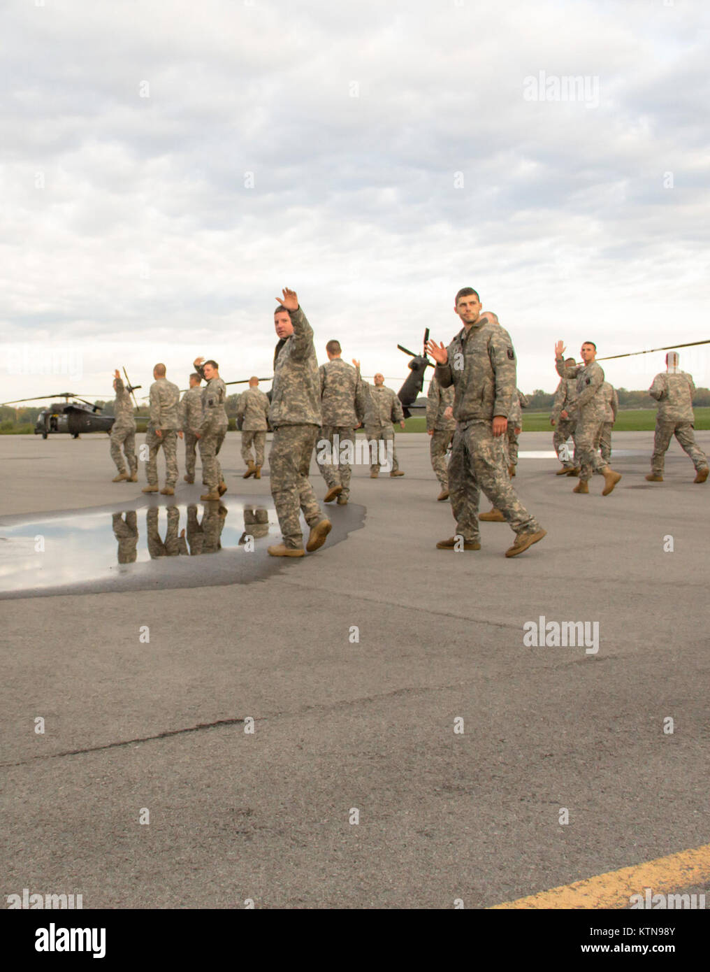 Soldiers wave goodbye hi-res stock photography and images - Alamy