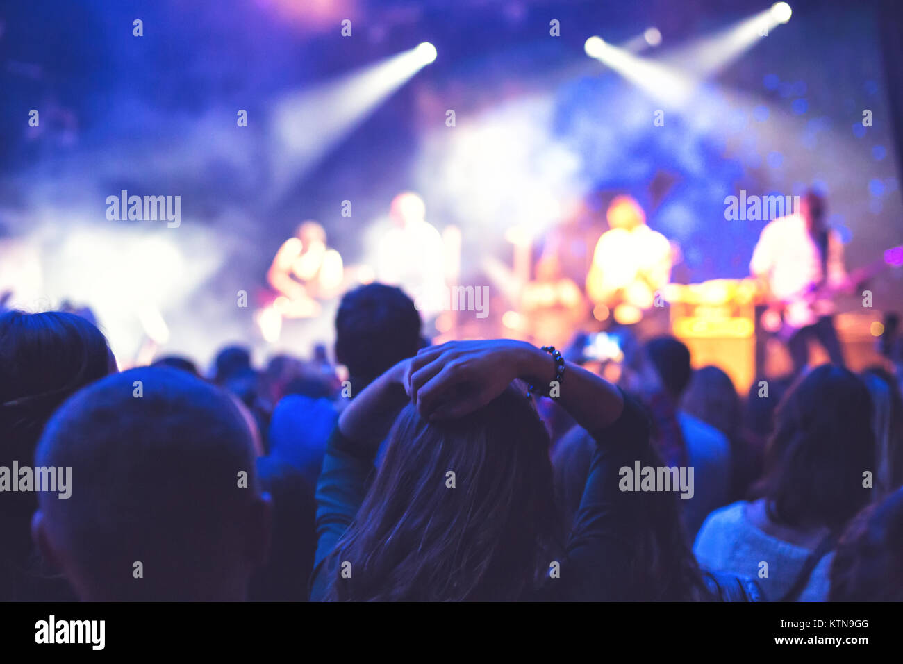 Clapping spectators theater hi-res stock photography and images - Alamy