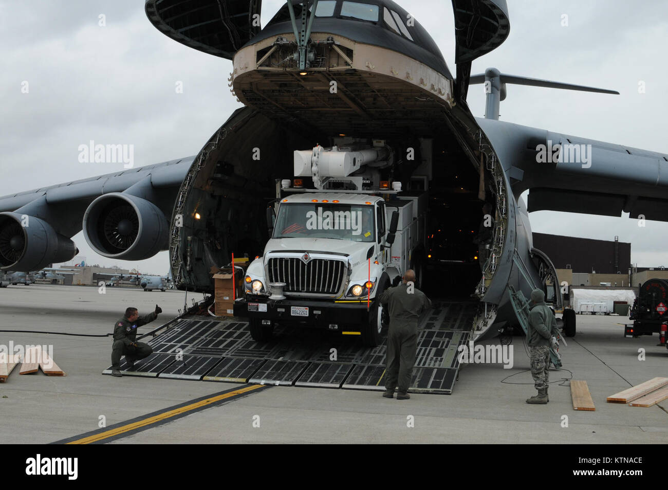 STEWART ANGB NEWBURGH, N.Y. --Travis loadmasters and 105th LRS Aerial ...