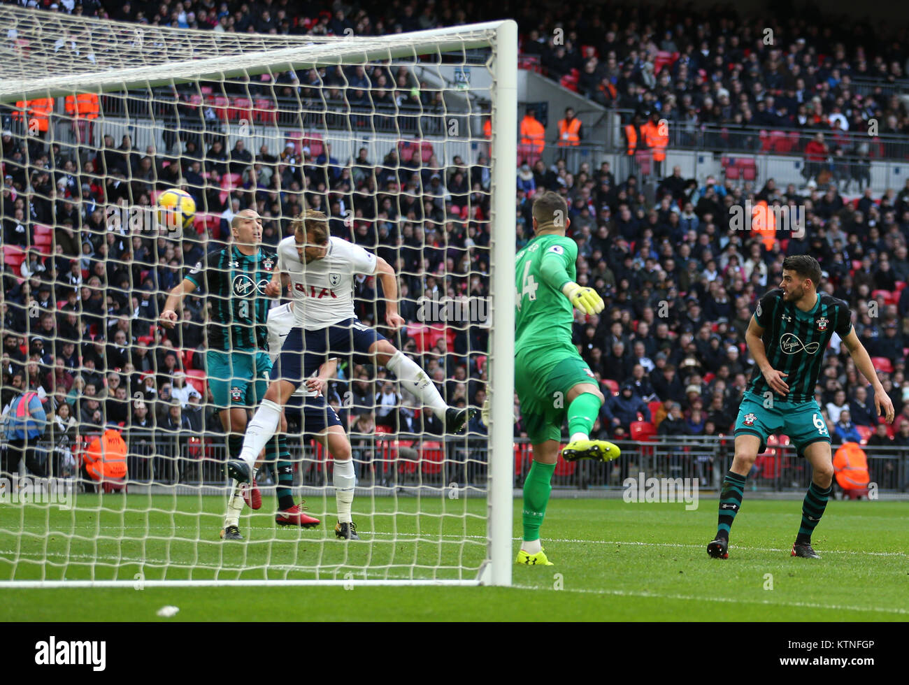 Tottenham Hotspur's Harry Kane (second left) scores his side's first ...