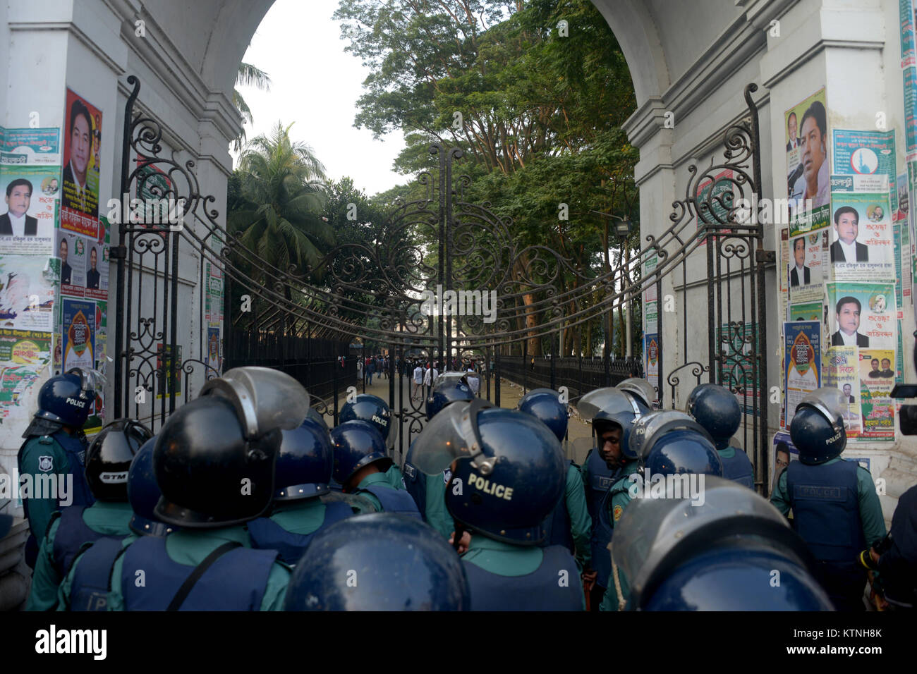 Dhaka, Bangladesh. 26th Dec, 2017. Riot policemen stand guard at the ...