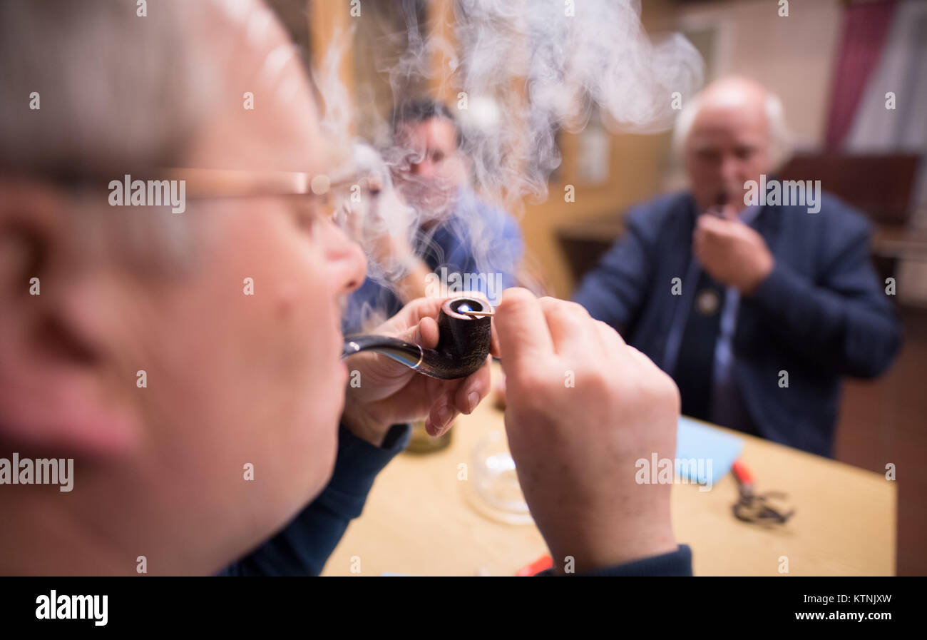 Hamburg, Germany. 13th Dec, 2017. Members from the pipe club ...