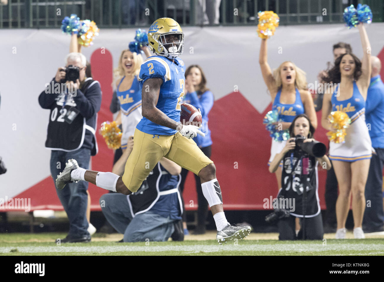 Phoenix, Arizona, USA. 26th Dec, 2017. UCLA's Receiver JORDAN LASLEY (2 ...