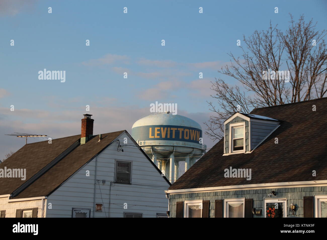 Levittown, USA. 10th Dec, 2017. Small residential houses pictured in a ...