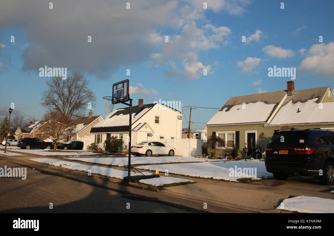 Levittown, USA. 10th Dec, 2017. Small residential houses pictured in a ...