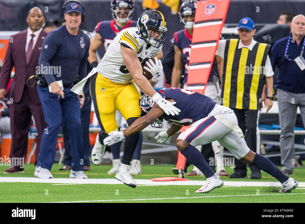 Houston, TX, USA. 25th Dec, 2017. Pittsburgh Steelers tight end Vance ...
