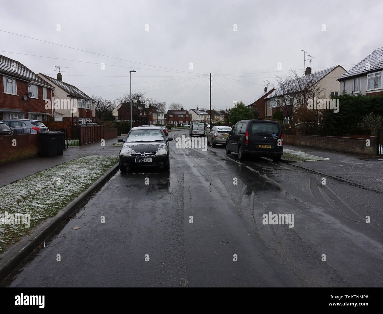 Reading, UK. 27th Dec 2017. UK Weather: Residents wake up to a light ...