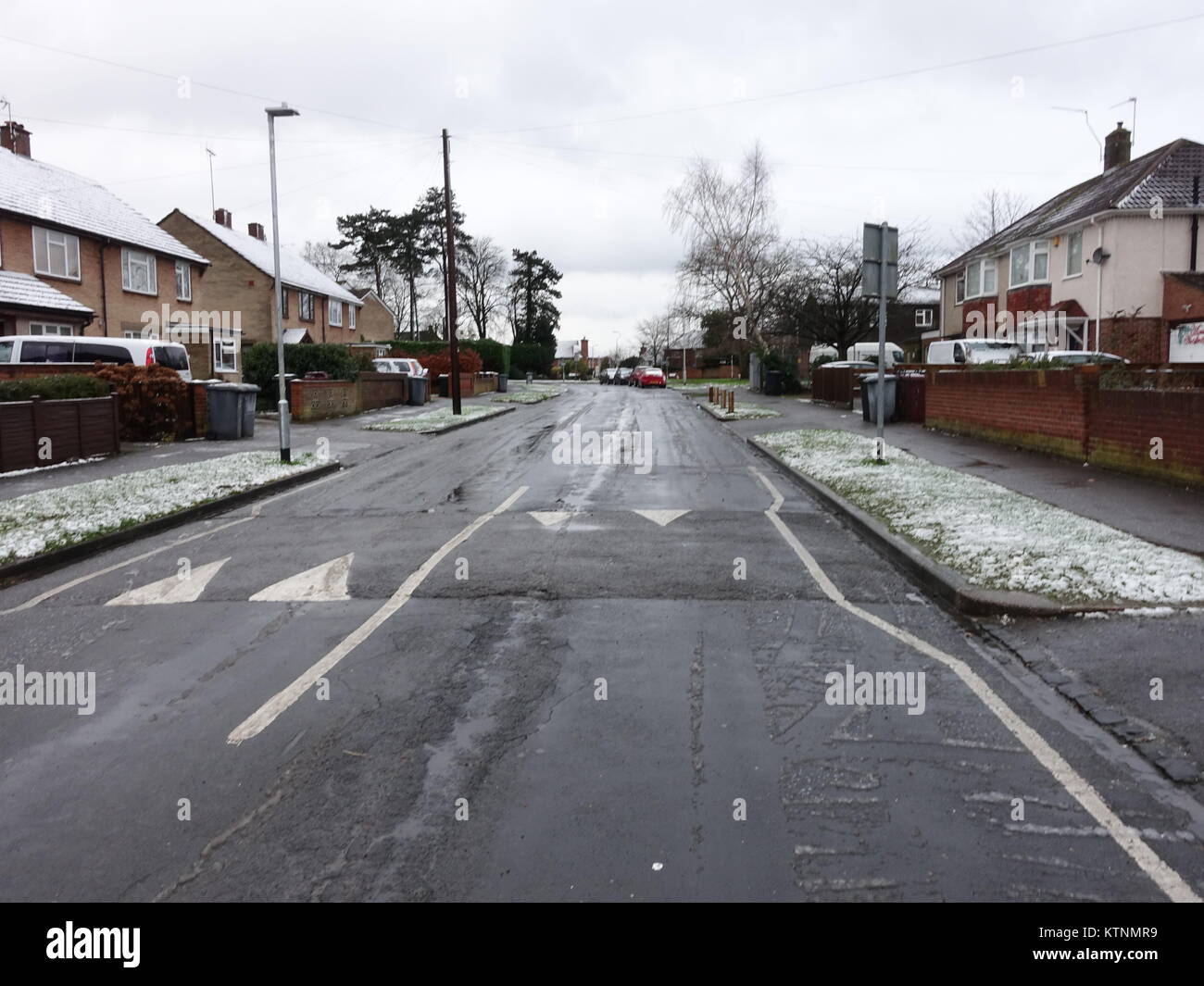 Reading, UK. 27th Dec 2017. UK Weather: Residents wake up to a light ...