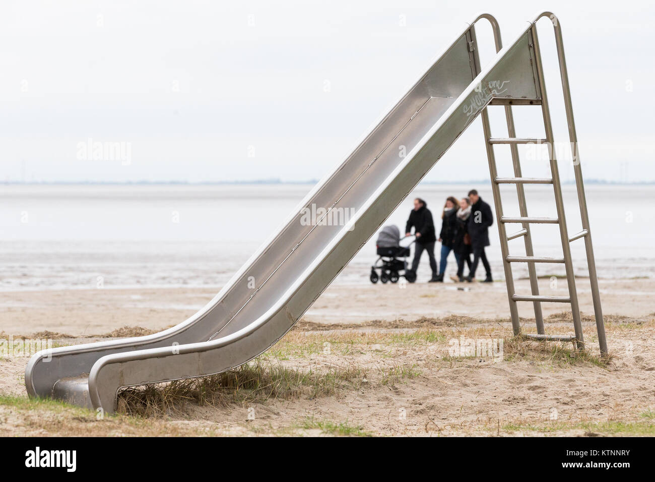 Dangast, Germany. 27th Dec, 2017. A small group of people goes for a ...