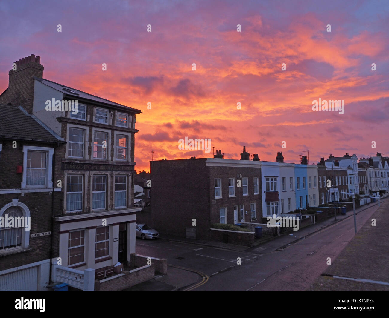 Sheerness, Kent, UK. 27th Dec, 2017. UK Weather: a stunning sunset ...