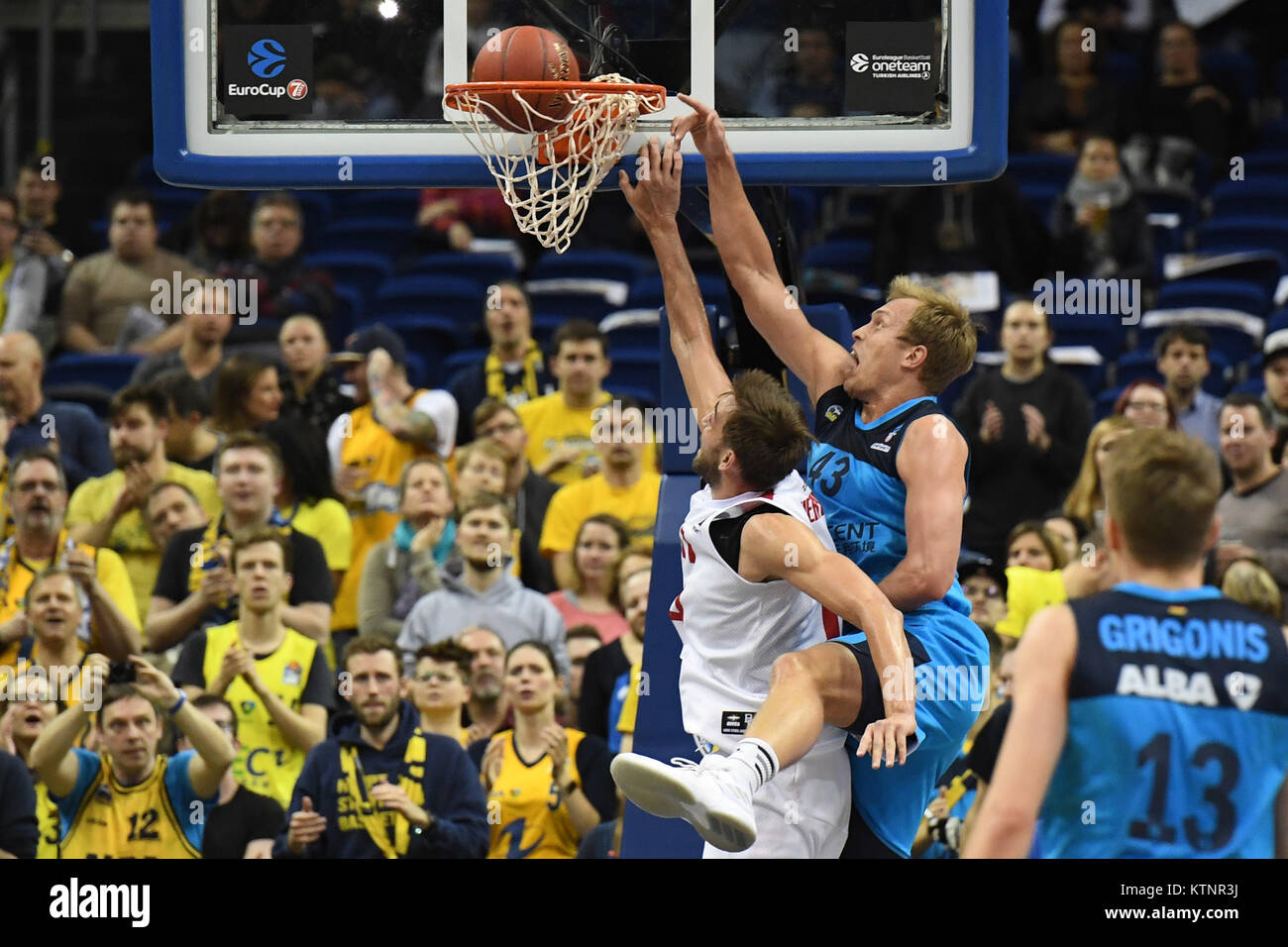 Berlin, Germany. 27th Dec, 2017. Berlin's Luke Sikma (r) and Bilbao's ...