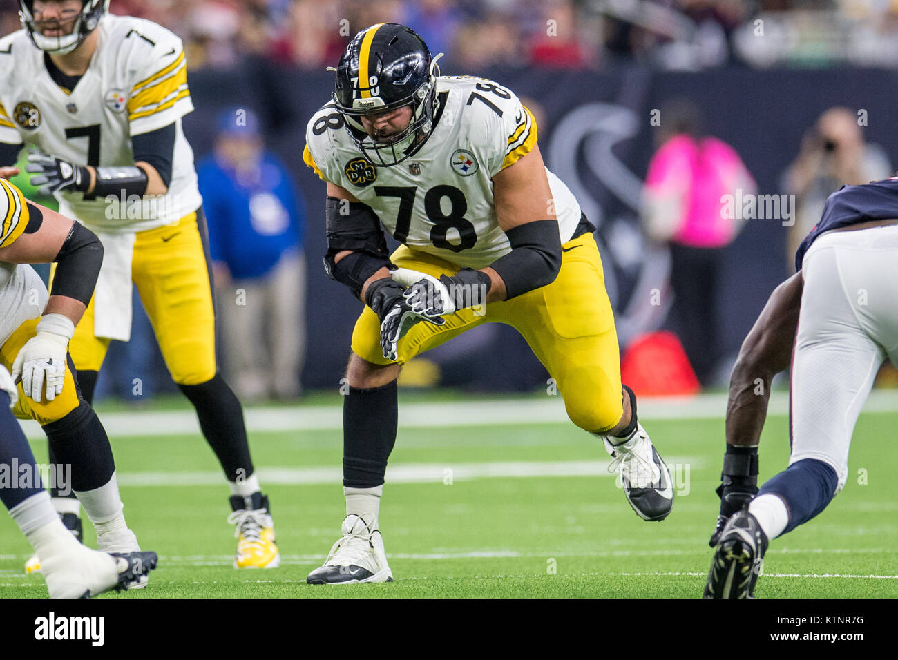 Houston, TX, USA. 25th Dec, 2017. Pittsburgh Steelers offensive tackle ...