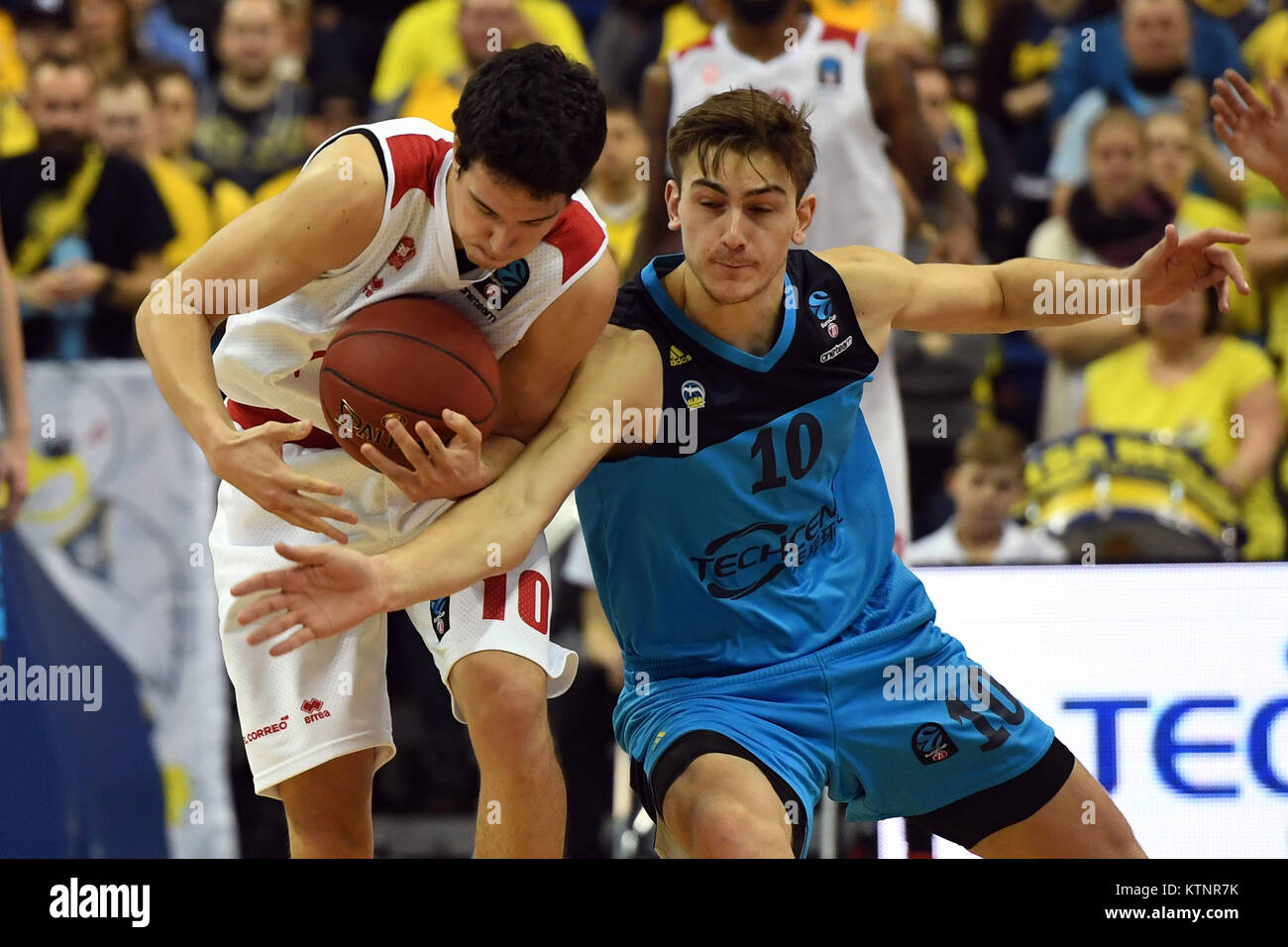 Berlin, Germany. 27th Dec, 2017. Berlin's Tim Schneider (r) and Bilbao ...