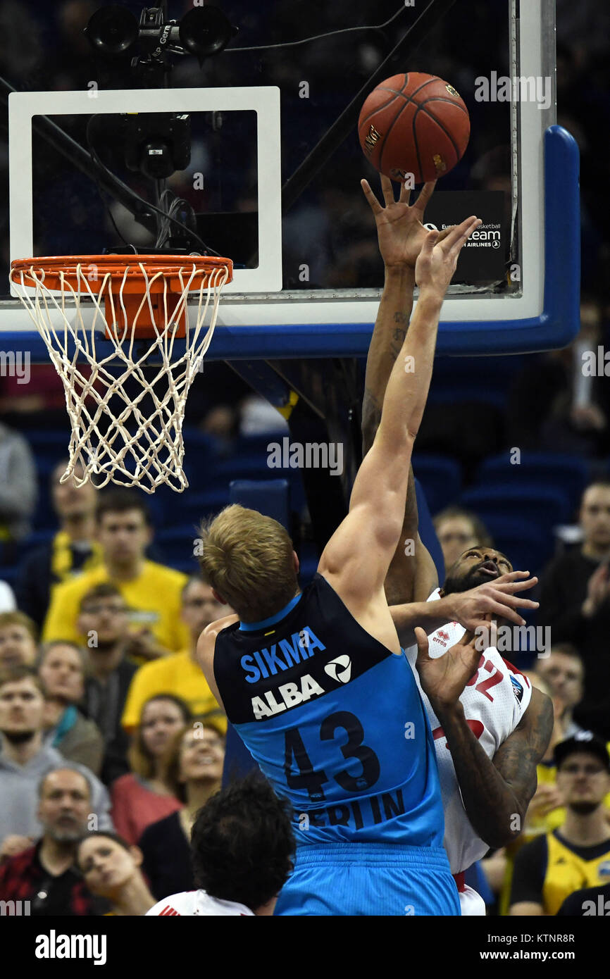 Berlin, Germany. 27th Dec, 2017. Berlin's Luke Sikma and Bilbao's ...