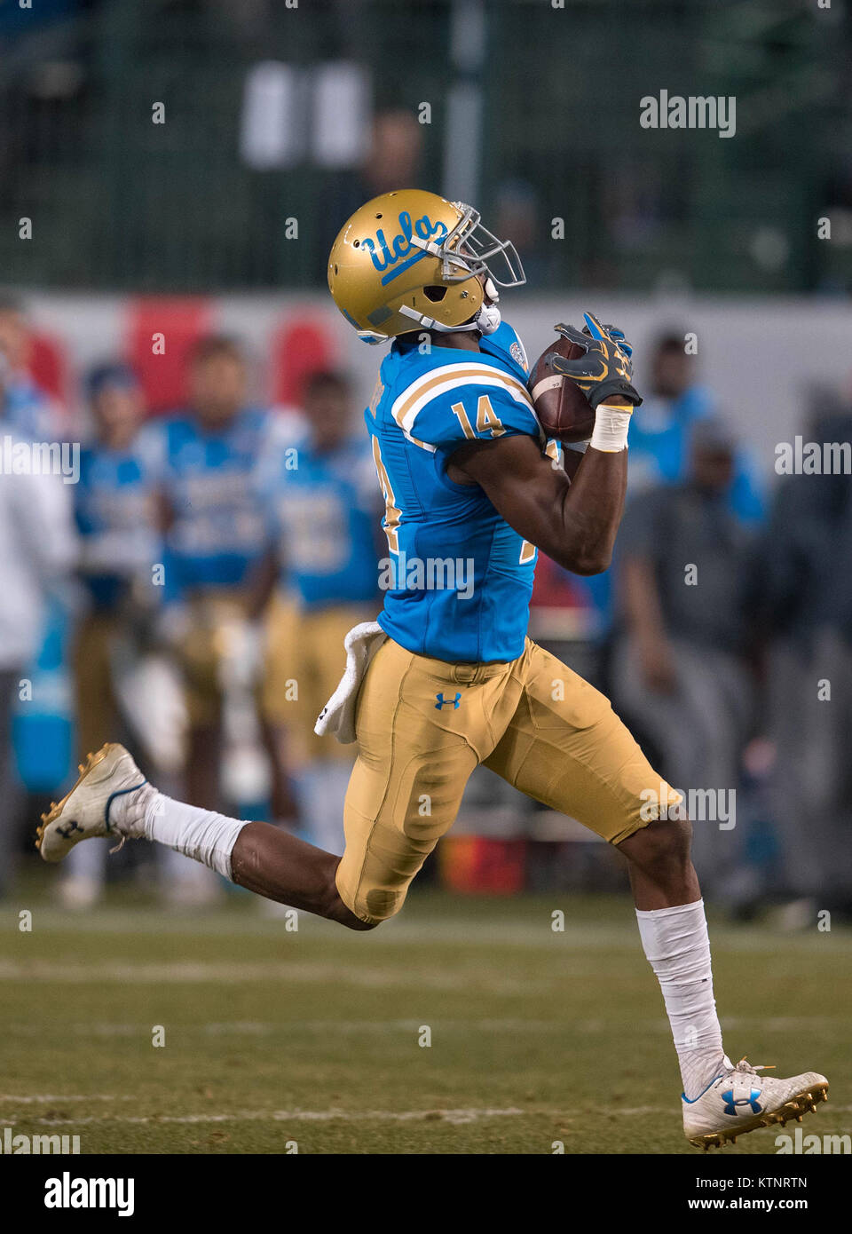 Phoenix, AZ, USA. 26th Dec, 2017. UCLA wide receiver (14) Theo Howard ...
