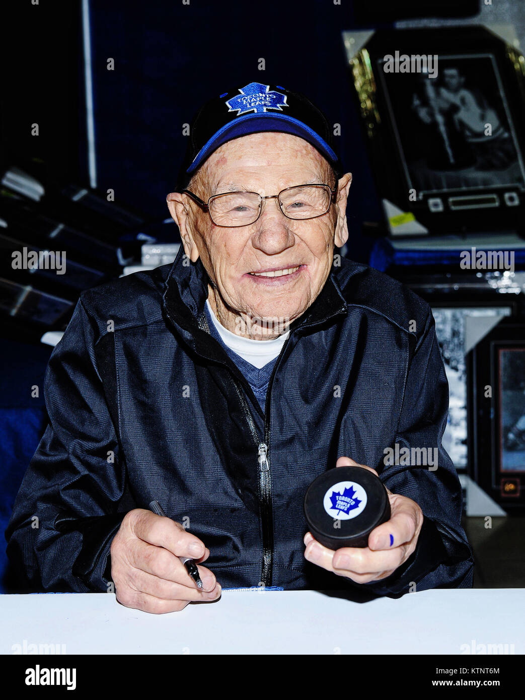 Johnny bower hi-res stock photography and images - Alamy