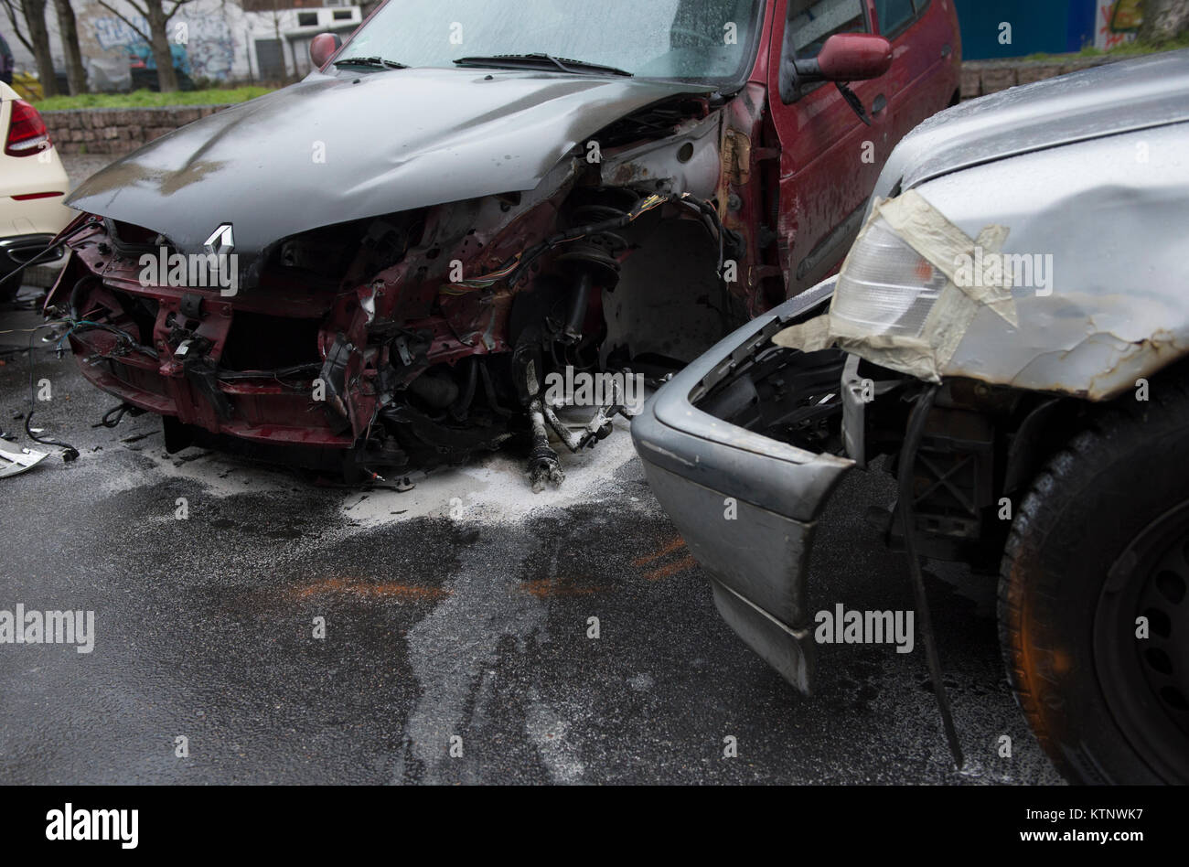 Berlin, Germany. 28th Dec, 2017. Destroyed cars stand at the Gitschiner ...