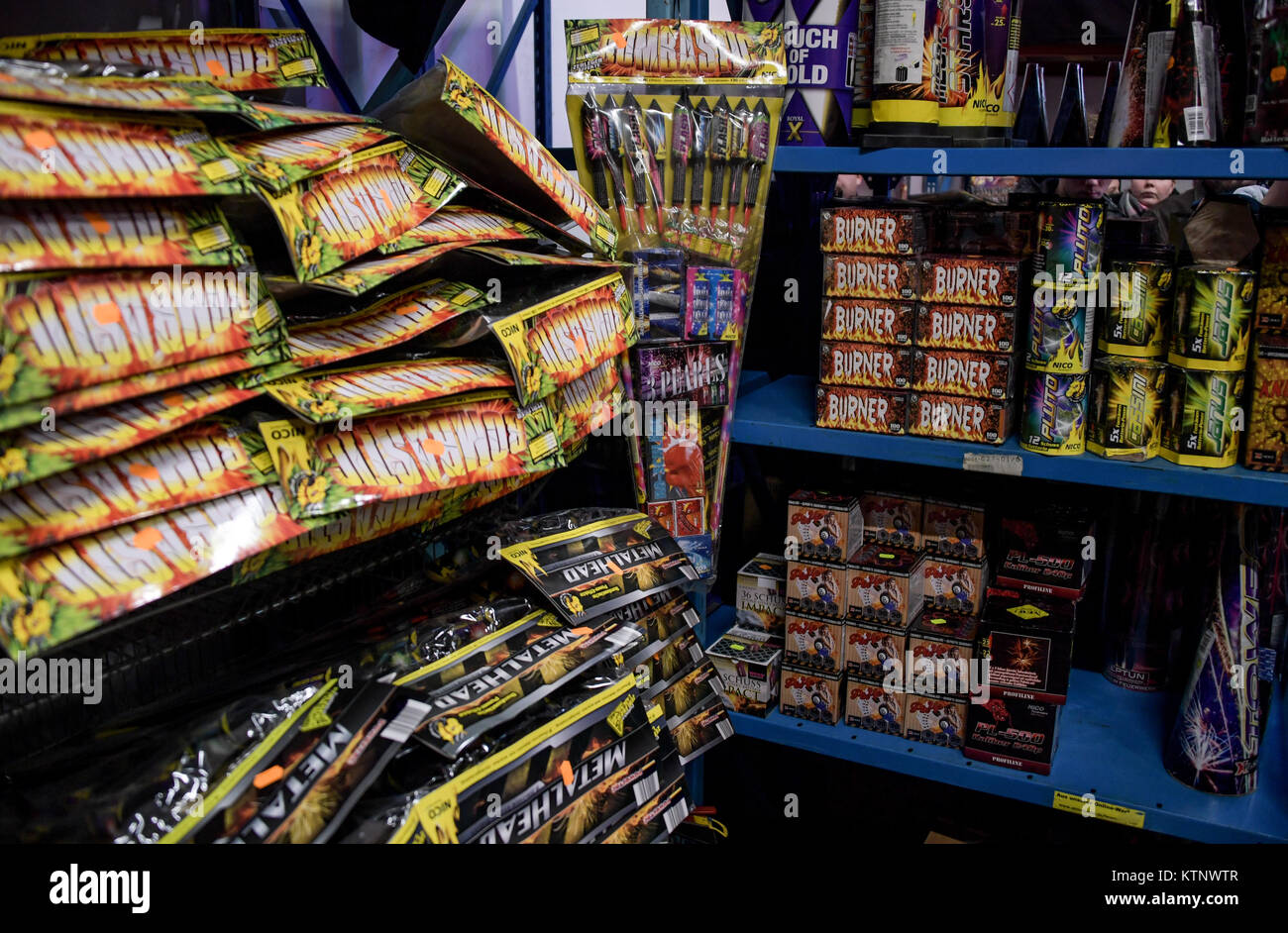 Hamburg, Germany. 28th Dec, 2017. Firecrackers and rockets lie in the ...