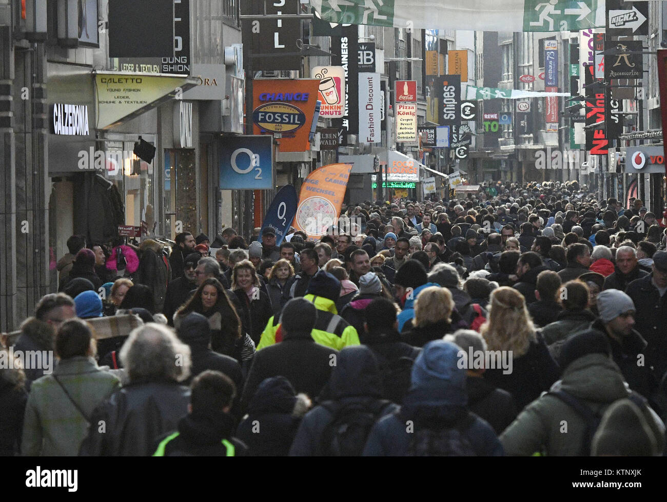 Cologne, Germany. 28th Dec, 2017. Shoppers walk along the Hohe Strasse ...