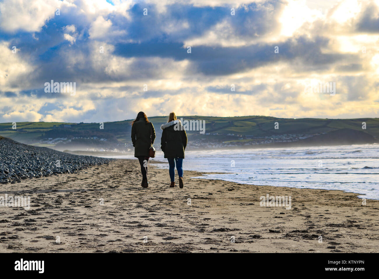 Ynyslas Beach, Wales. 28th Dec, 2017. UK Weather. Two females walking ...