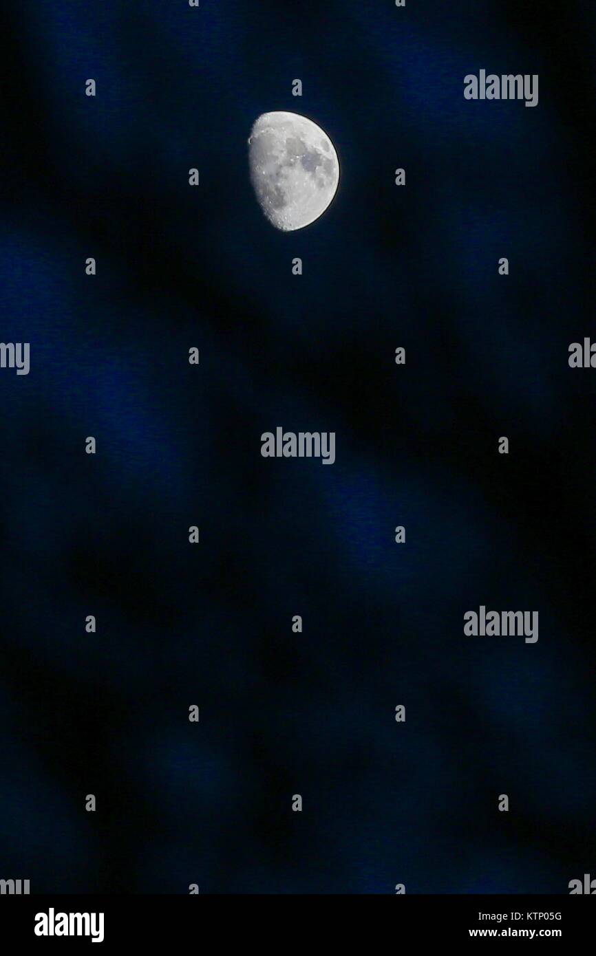 London, UK. 28th Dec, 2017. The view of the Moon on 28 December 2017 is ...