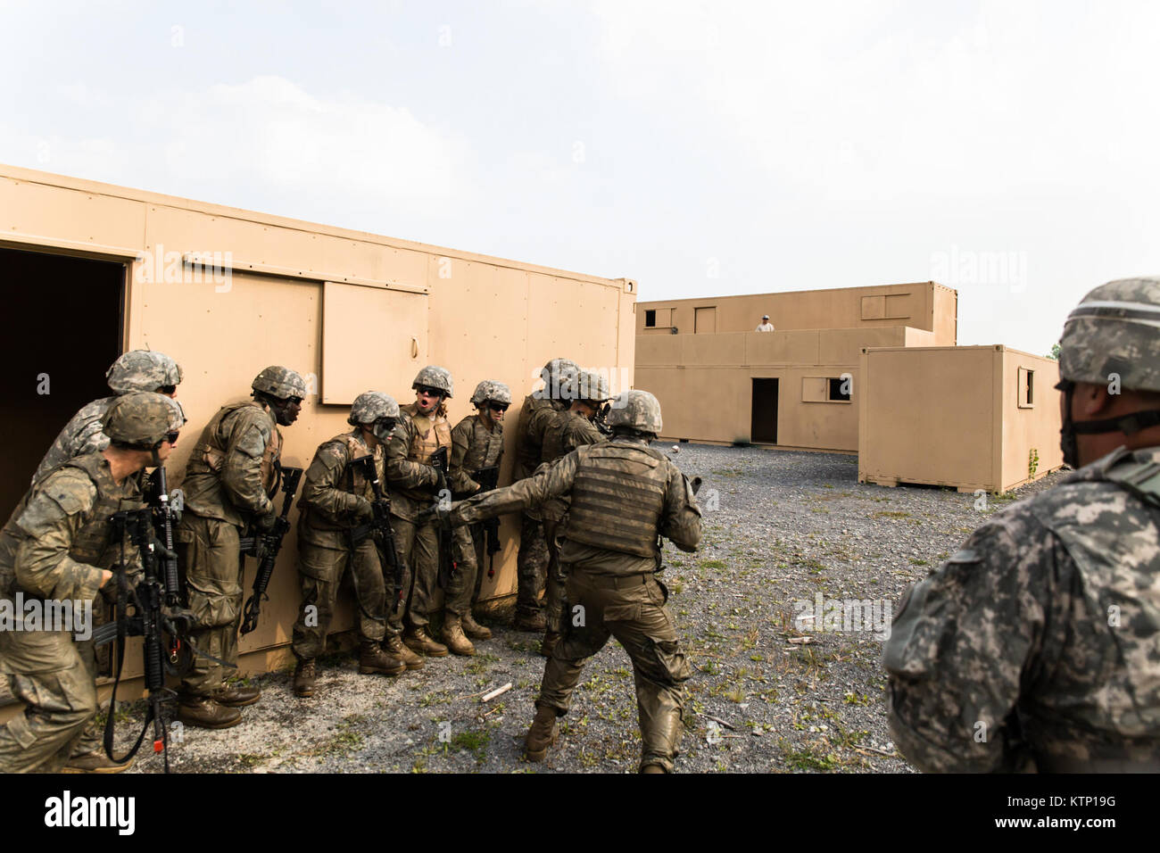 The 42nd Combat Aviation Brigade conducts dismounted lane training ...