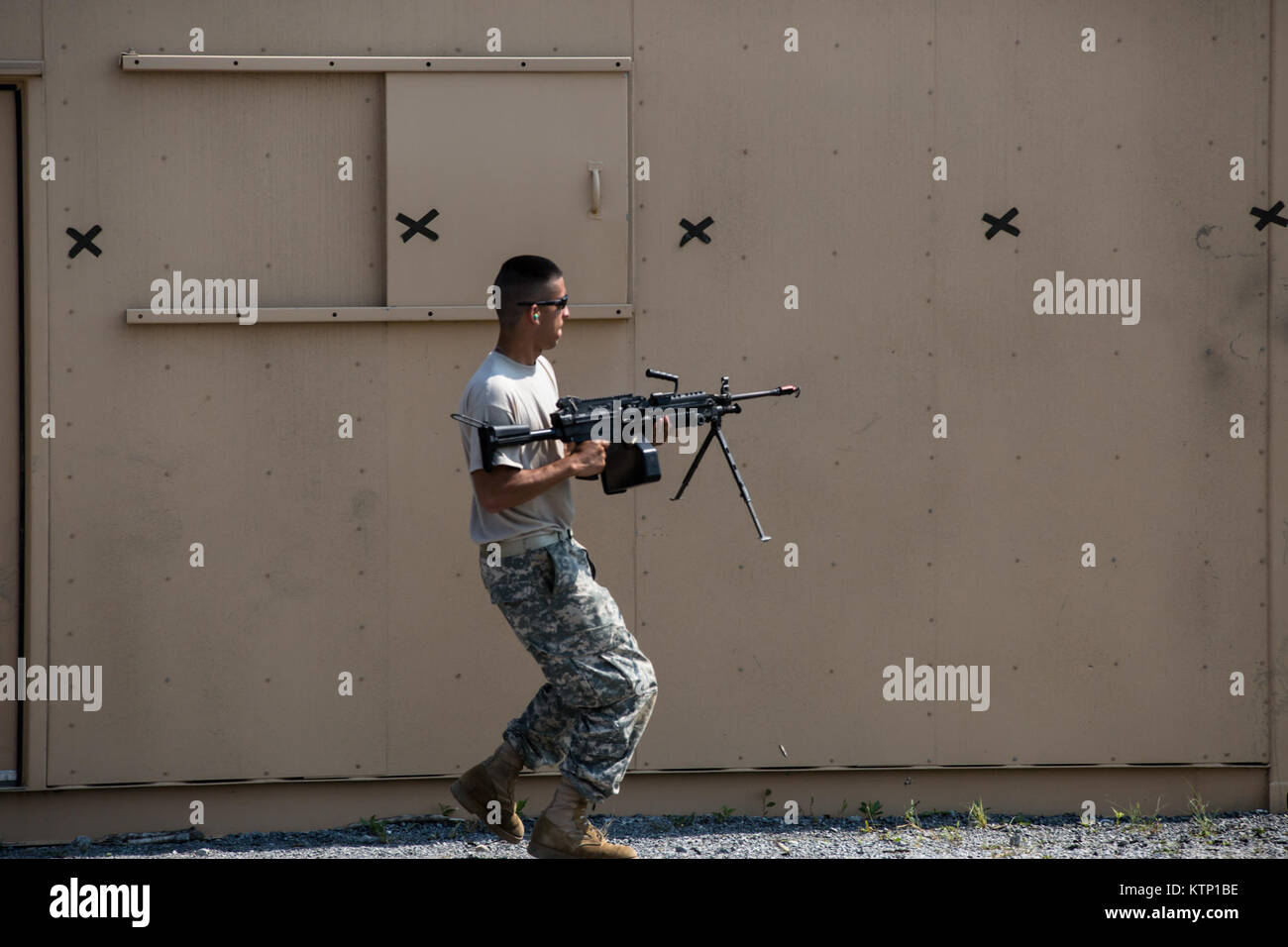 The 42nd Combat Aviation Brigade conducts dismounted lane training ...
