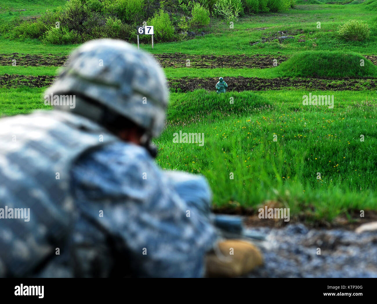 Soldiers from Headquarters and Headquarters Company, 27th Infantry ...